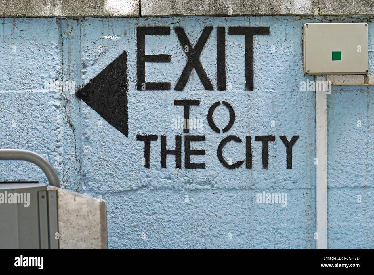 Exit to the city sign with arrow at wall Stock Photo - Alamy