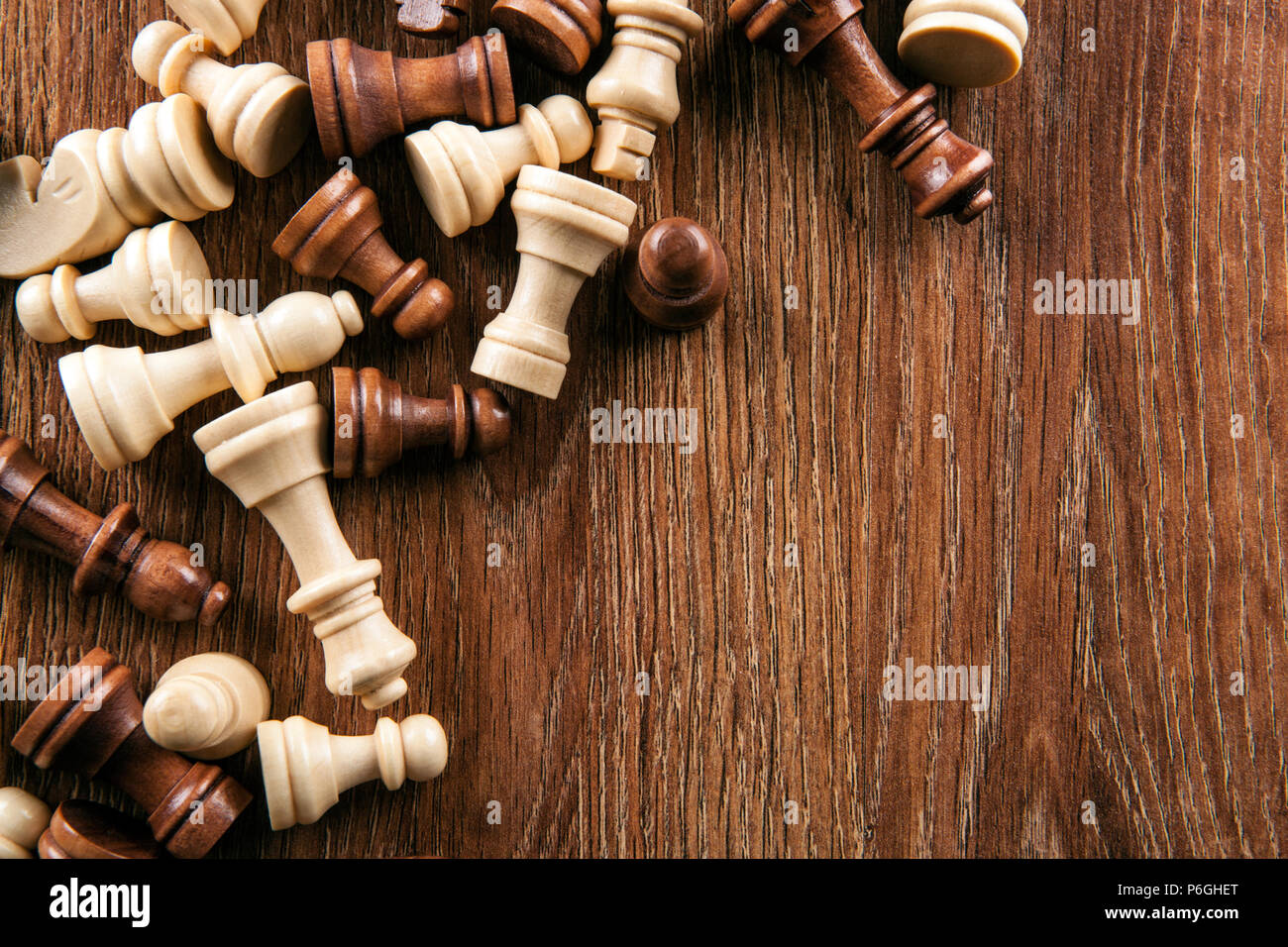 Scattered chess piece pieces hi-res stock photography and images - Alamy