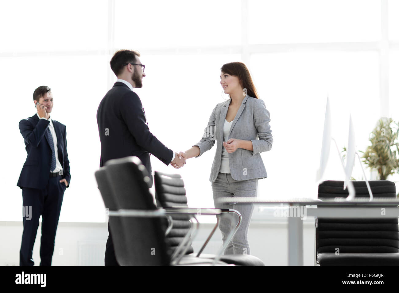 welcome handshake Manager and the client Stock Photo - Alamy