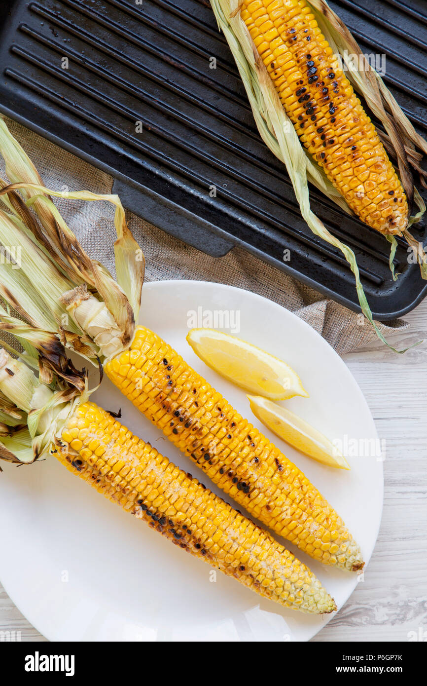 Grilled corn on the cob, top view. From above, flat lay Stock Photo - Alamy