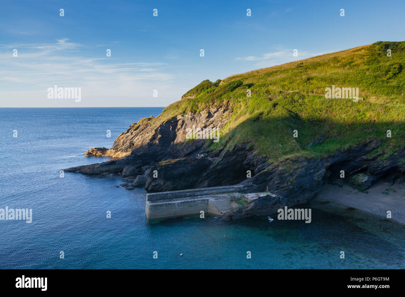 Portloe village harbour cornwall hi-res stock photography and images ...
