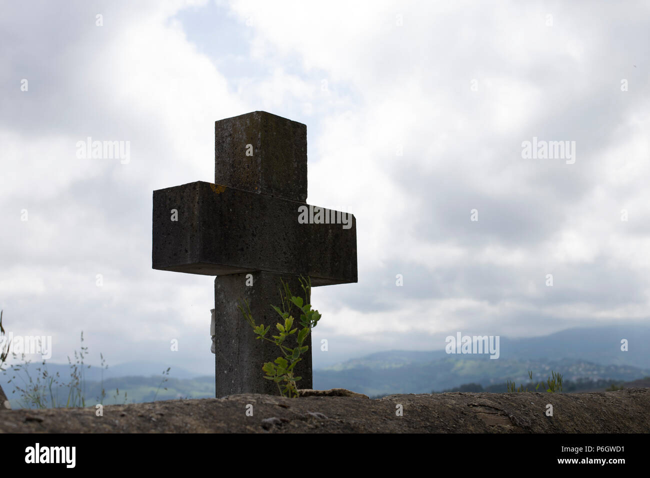 Cross in a cemetery Stock Photo - Alamy