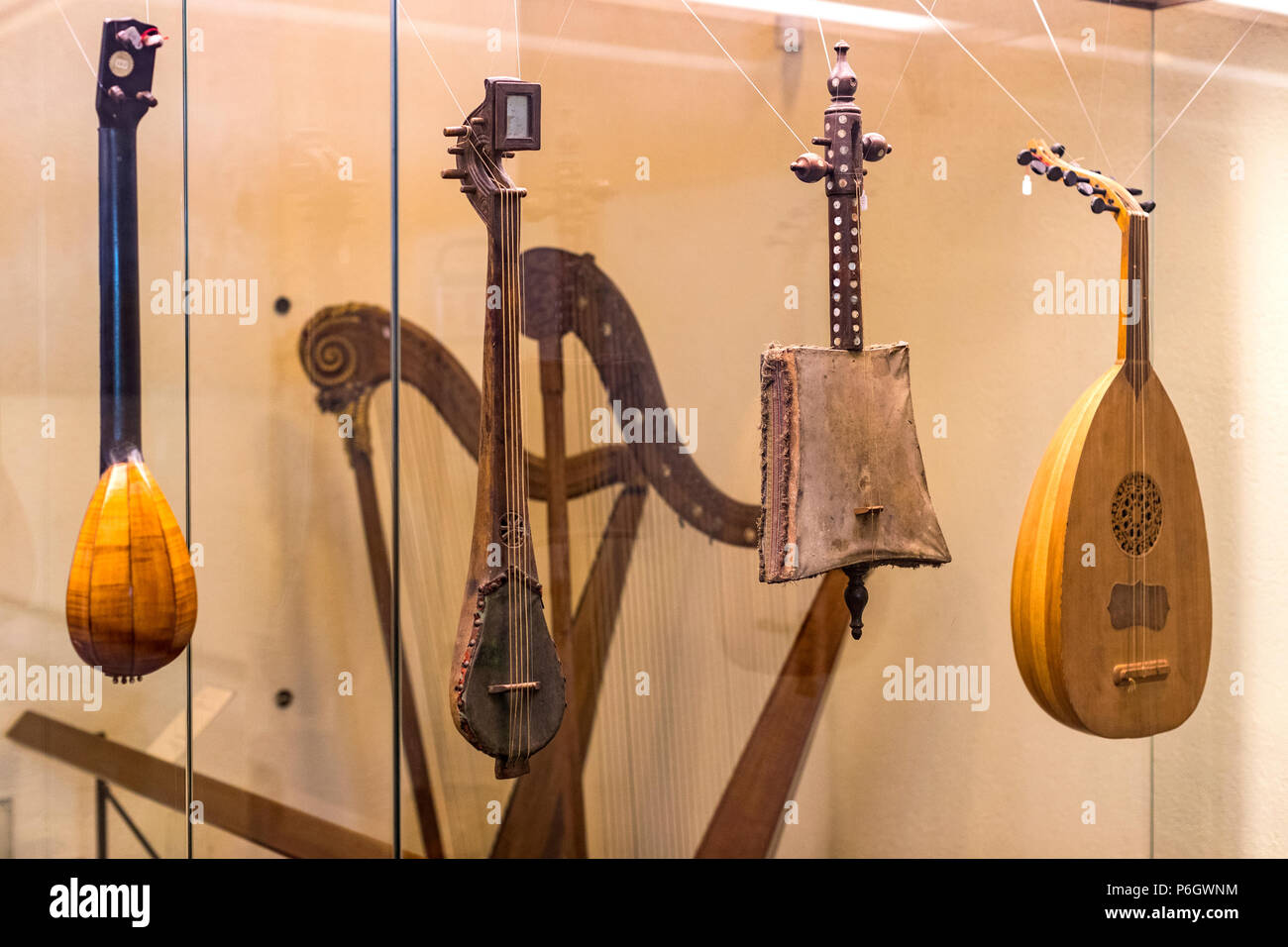 Instrumentos musicales retro hi-res stock photography and images - Alamy
