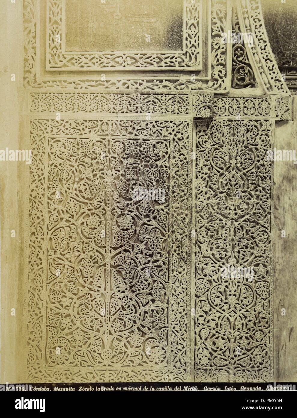 Mezquita de Córdoba: Zócalo labrado en mármol de la capilla del Mihrab ...