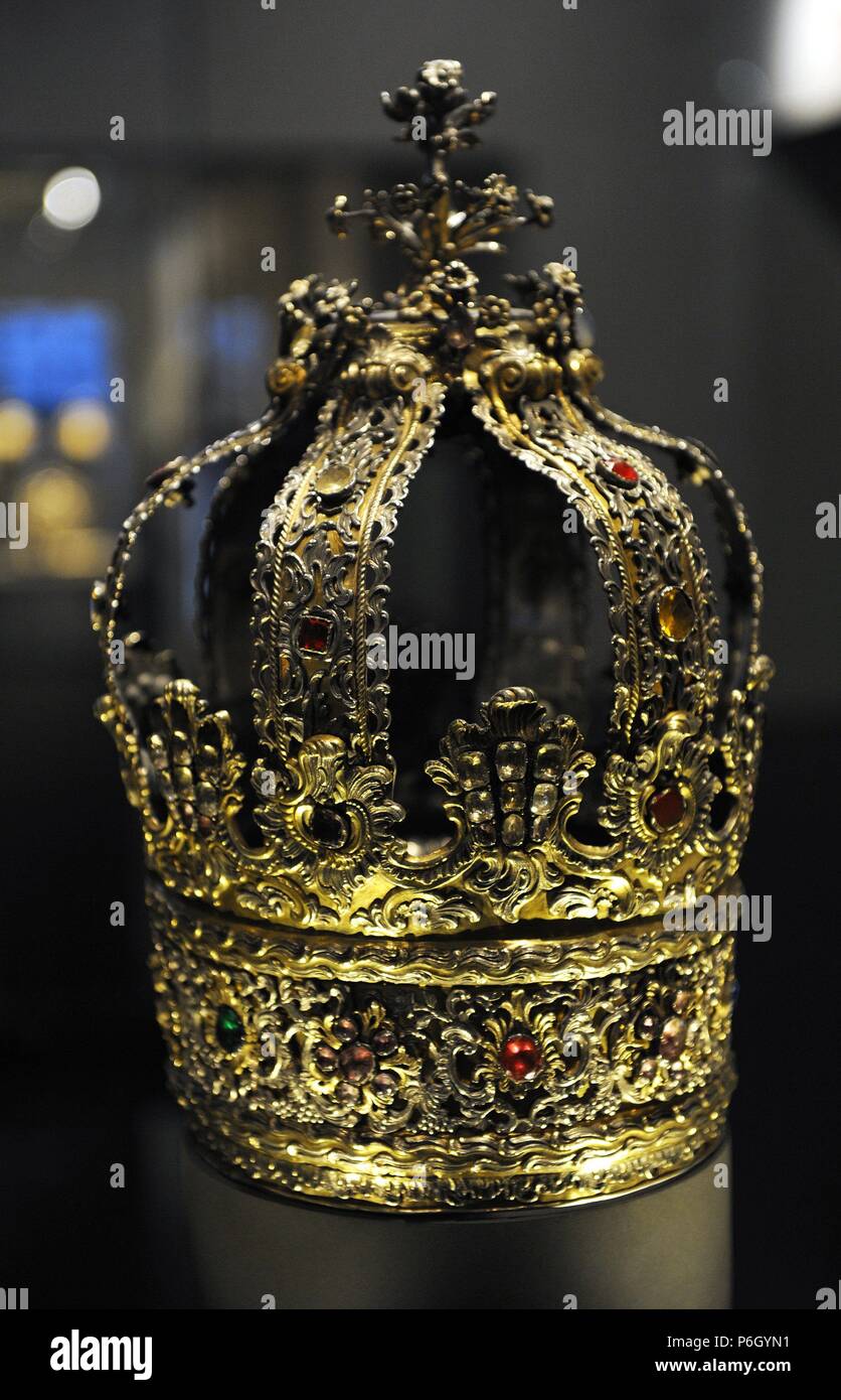 Torah crown hi-res stock photography and images - Alamy