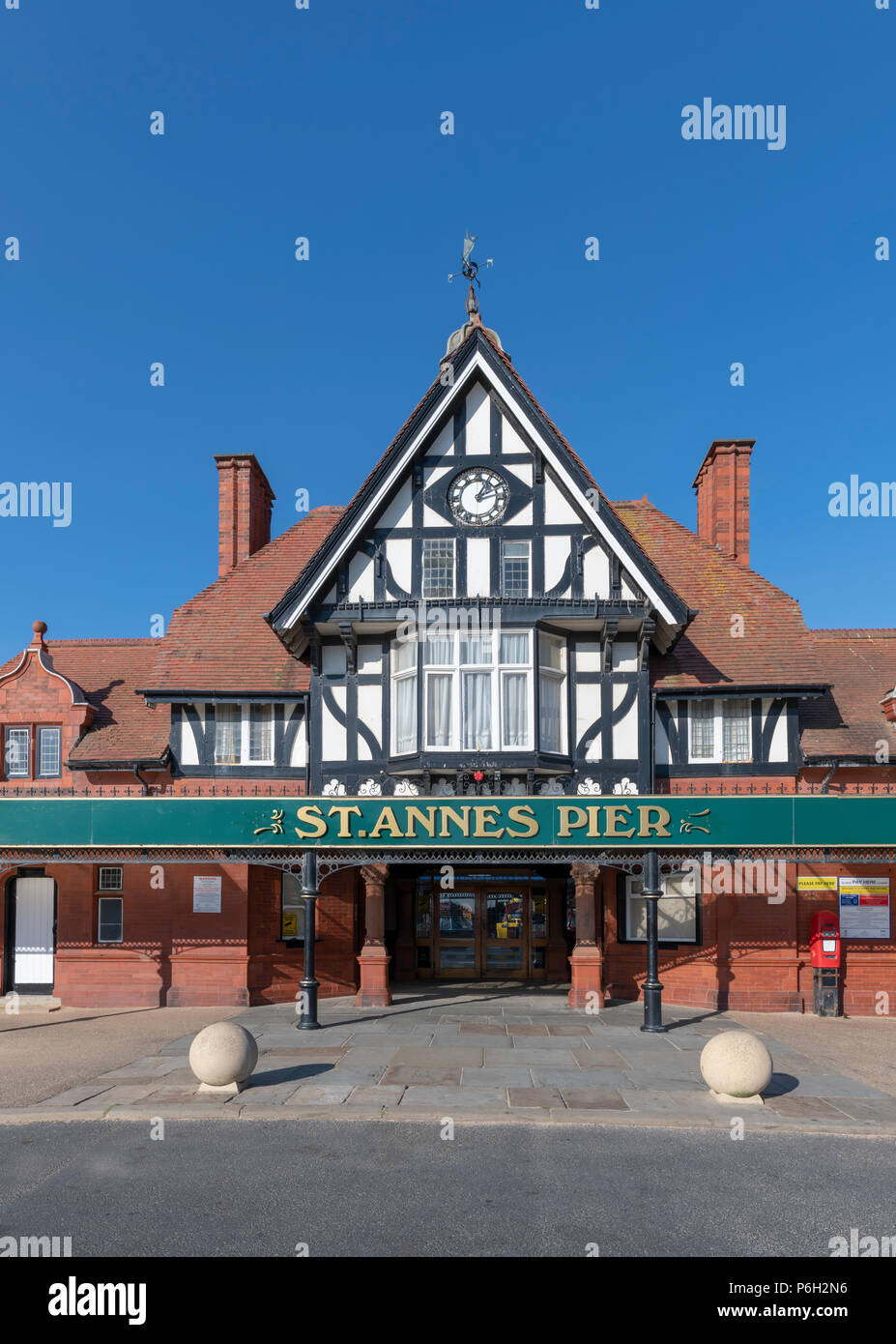 British piers hi-res stock photography and images - Alamy