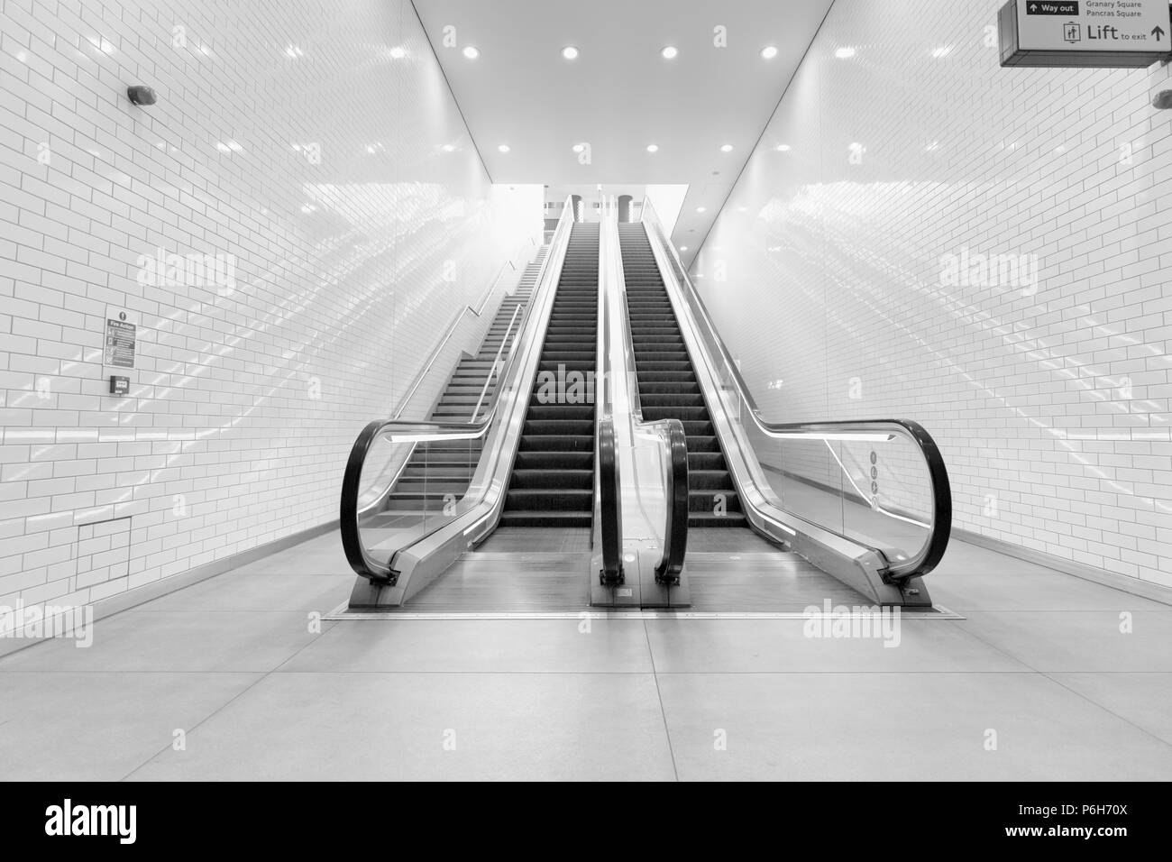 Kings cross underground station hi-res stock photography and images - Alamy
