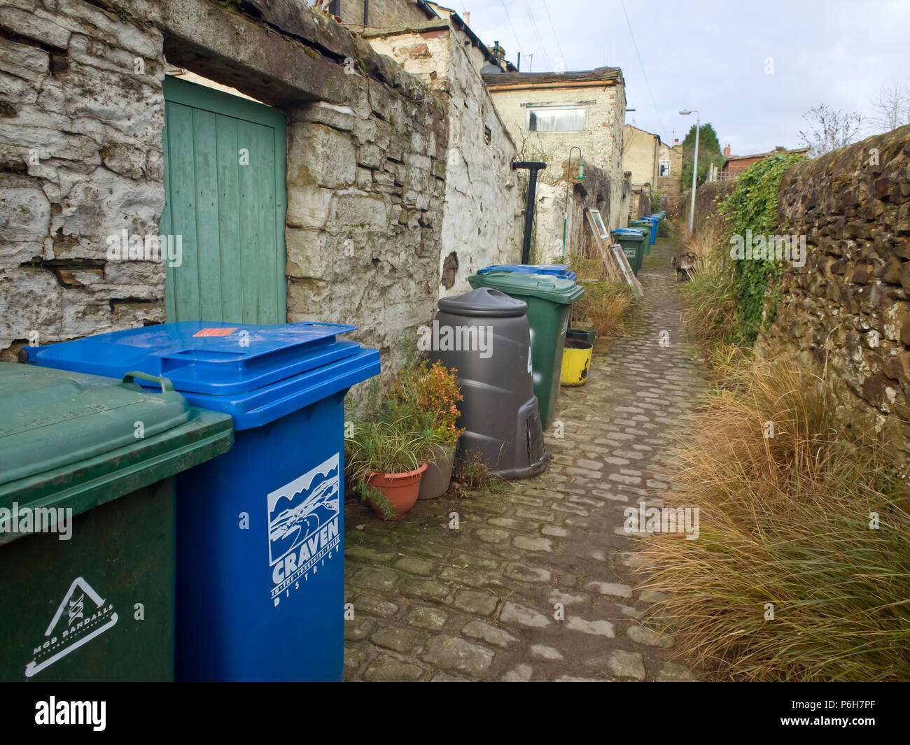 Bin in alley hi-res stock photography and images - Alamy