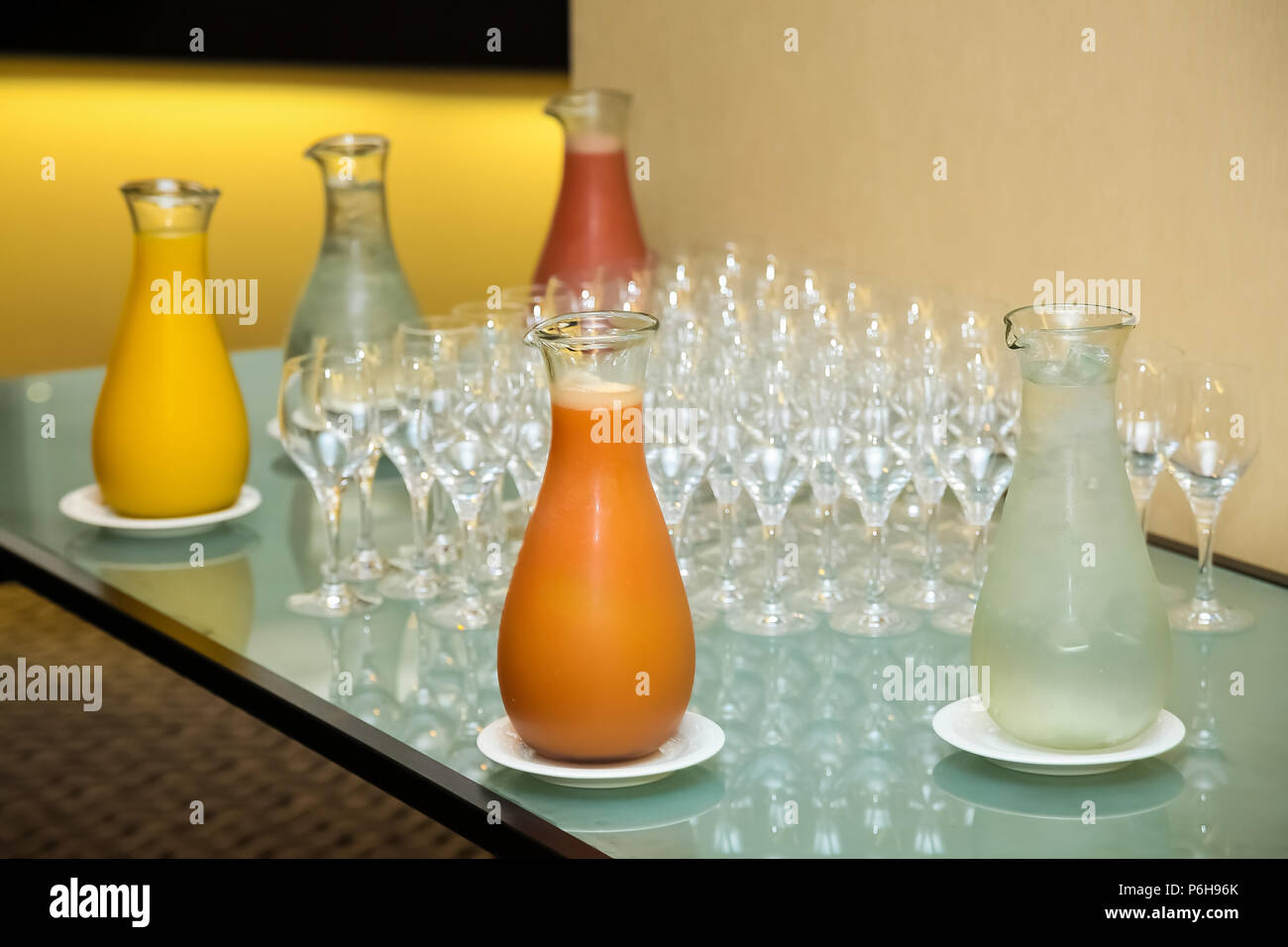 Waiter clear table hi-res stock photography and images - Alamy