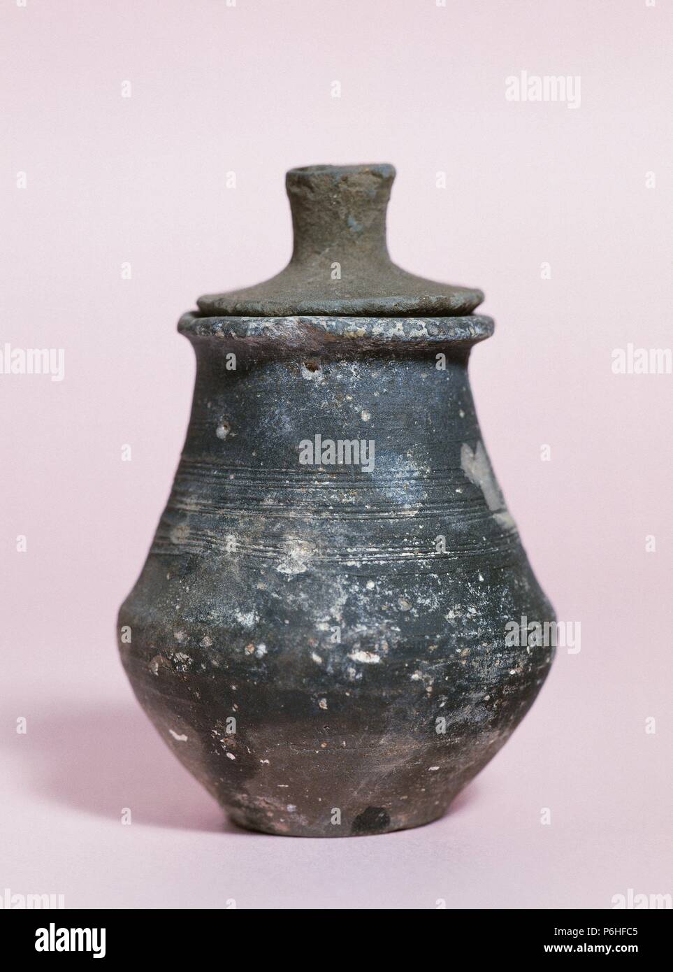 Cylindrical pot hi-res stock photography and images - Alamy