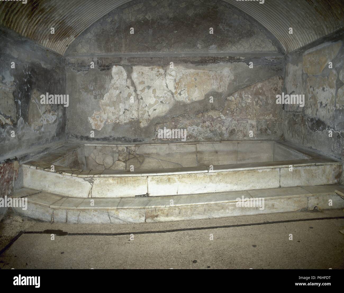 Roman baths. Caldarium with a hot plunge bath. Marble. Herculaneum ...