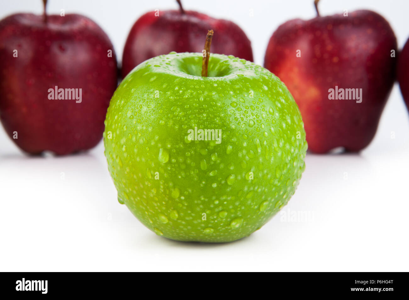 maroon apples lined up in a row and green apple closeup Stock Photo - Alamy