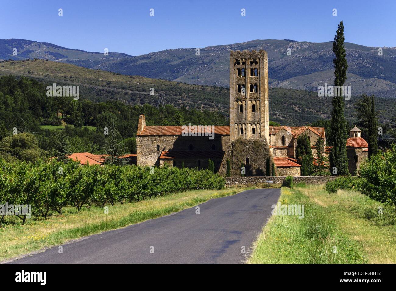 Monasterio benedictino medieval hi-res stock photography and images - Alamy