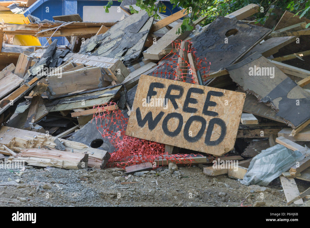 Building site sign offering up wood remnants Stock Photo - Alamy