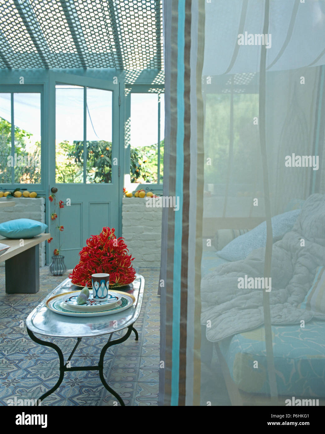 Canopy with curtains hi-res stock photography and images - Alamy