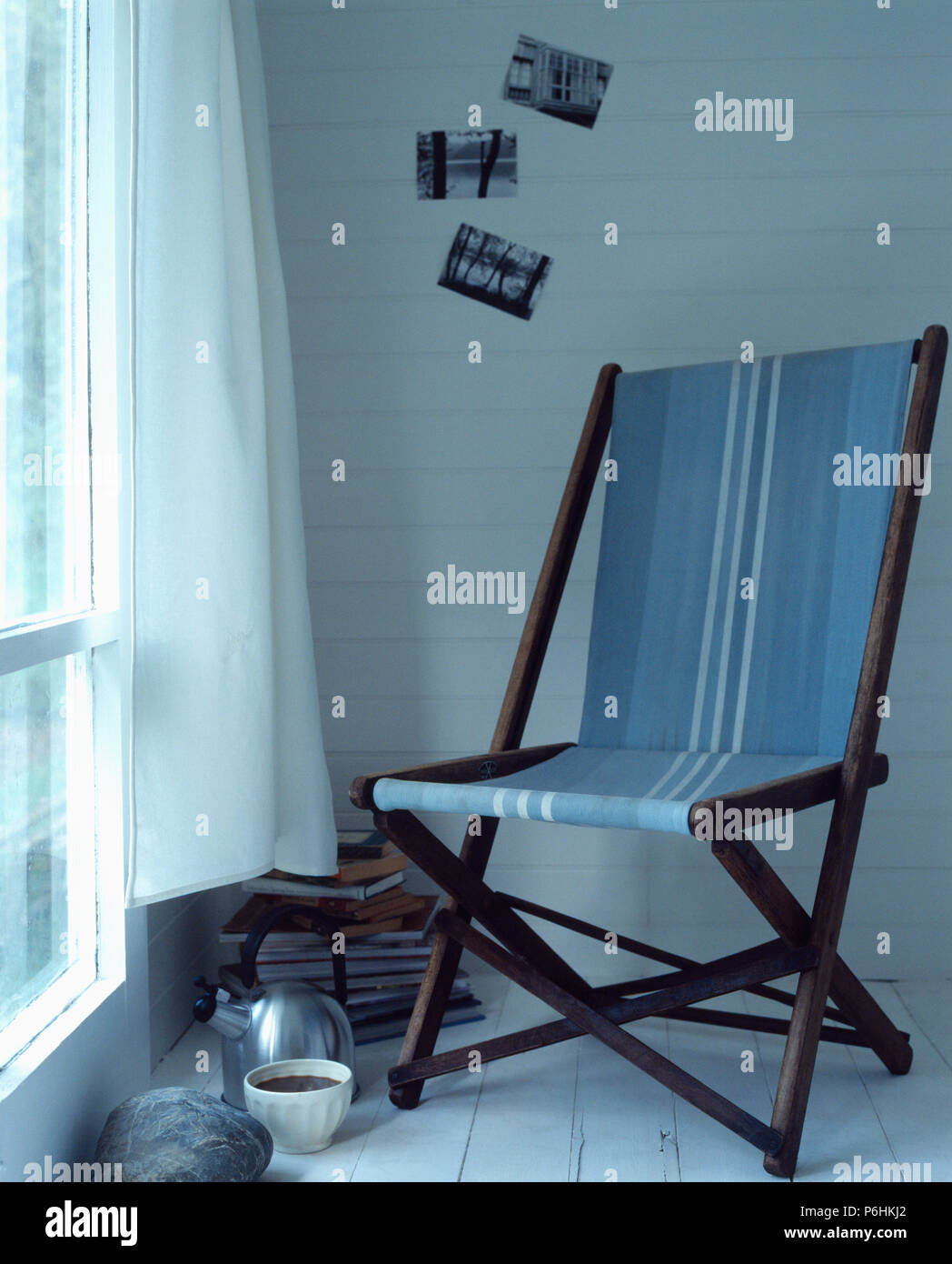 Blue and white striped deckchair hi-res stock photography and images ...