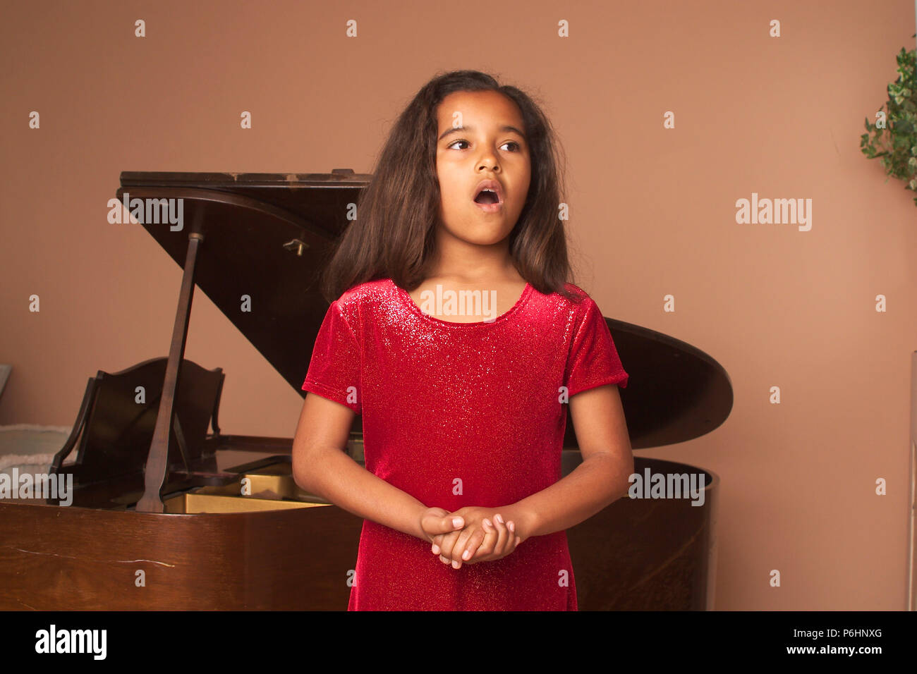 10 years old girl singing hi-res stock photography and images - Alamy