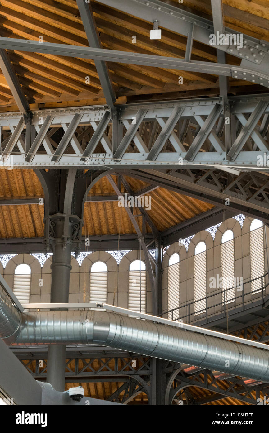 Installation of supports to support the roof of a large building Stock ...