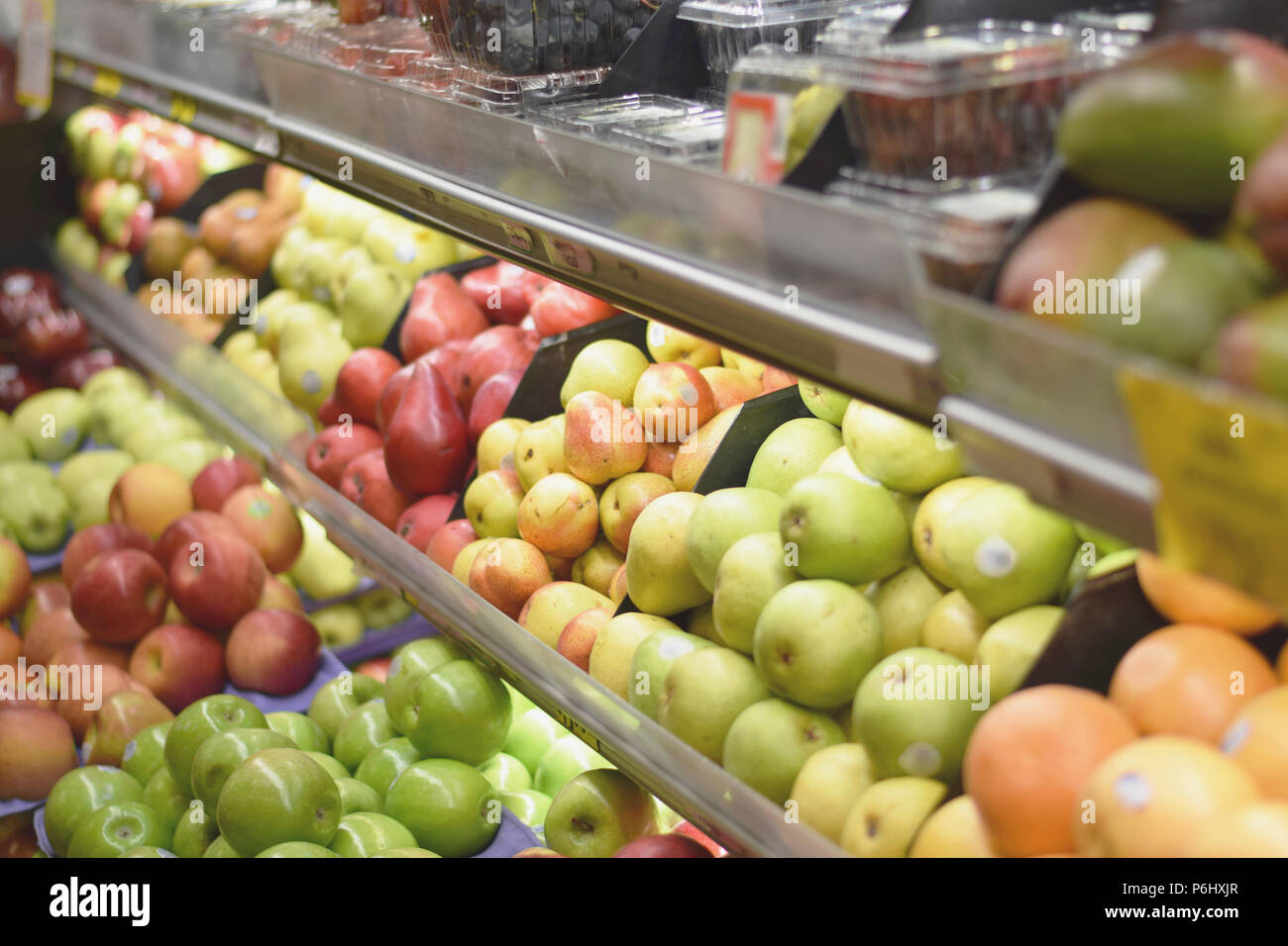 Bodega store shelf hi-res stock photography and images - Alamy