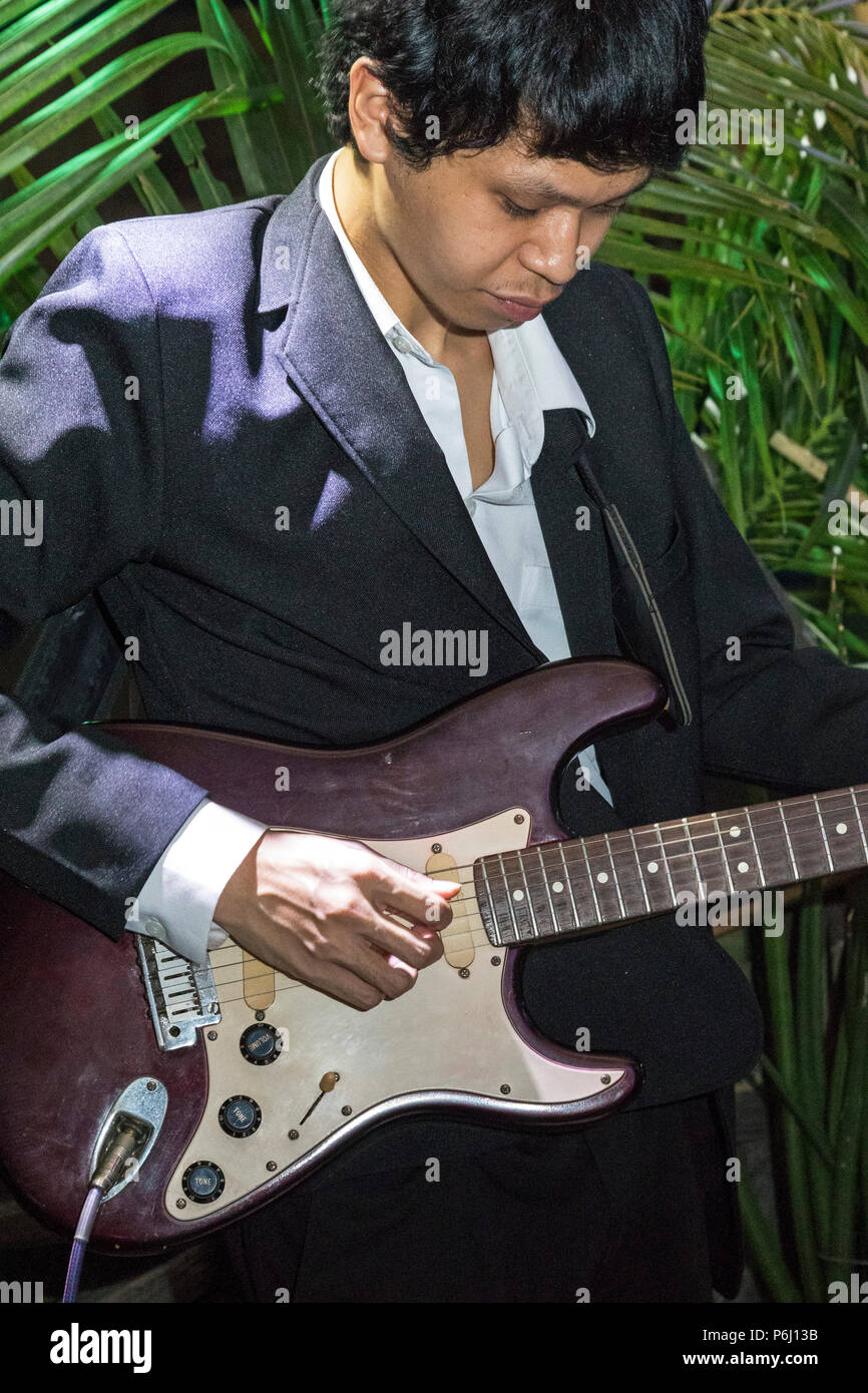 Thai musicians hi-res stock photography and images - Alamy