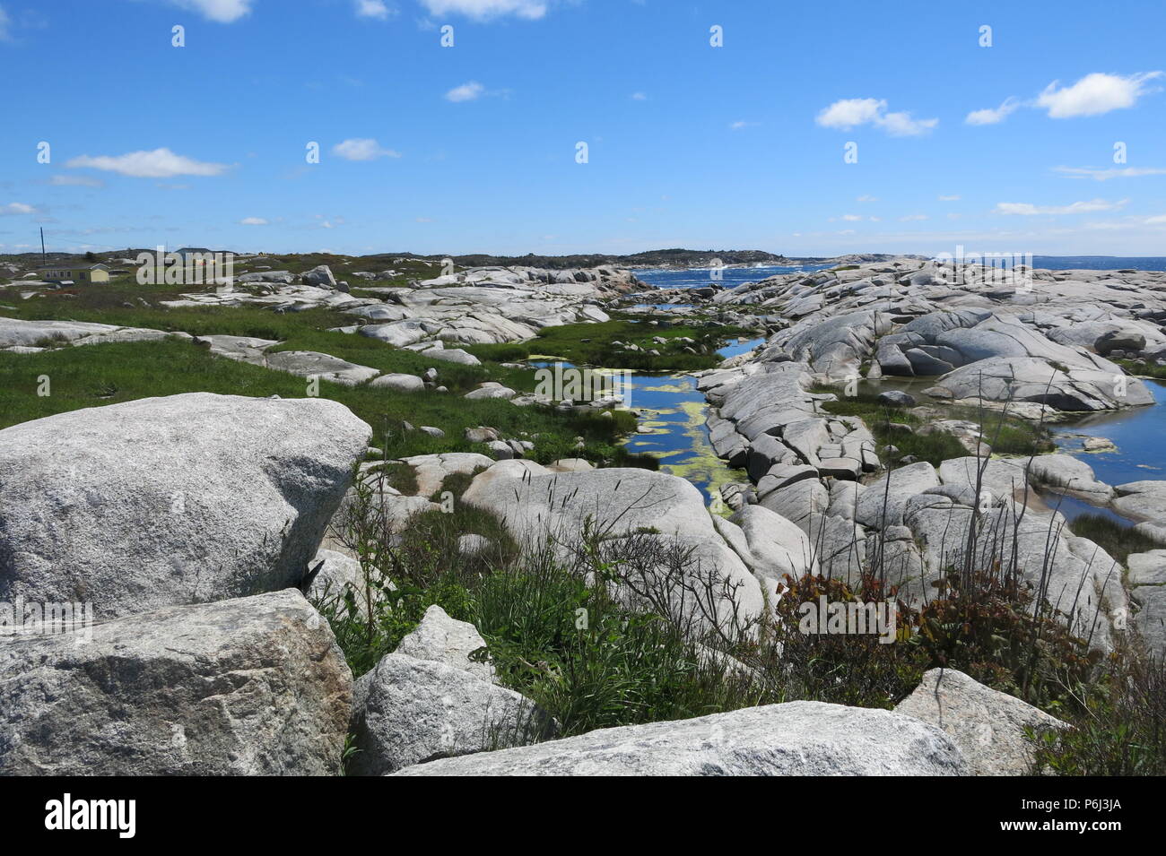 The spectacular granite boulders and rocky outcrops of the Bluenose ...