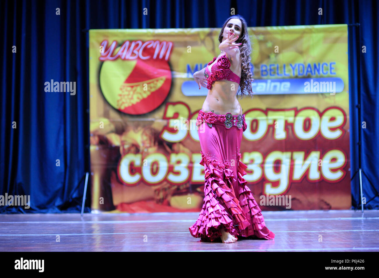 Oriental dances hi-res stock photography and images - Alamy