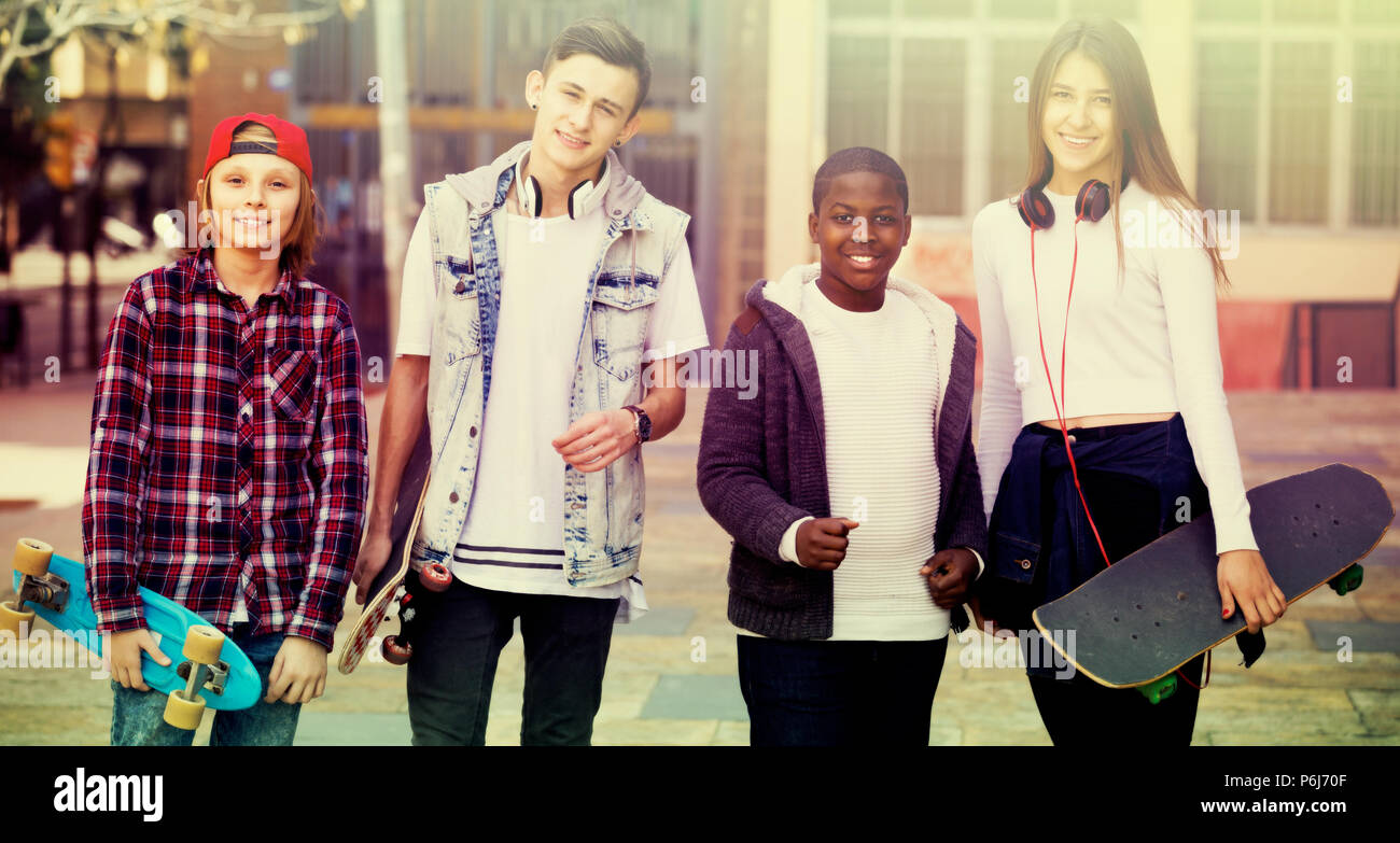 Group of teens posing hi-res stock photography and images - Alamy
