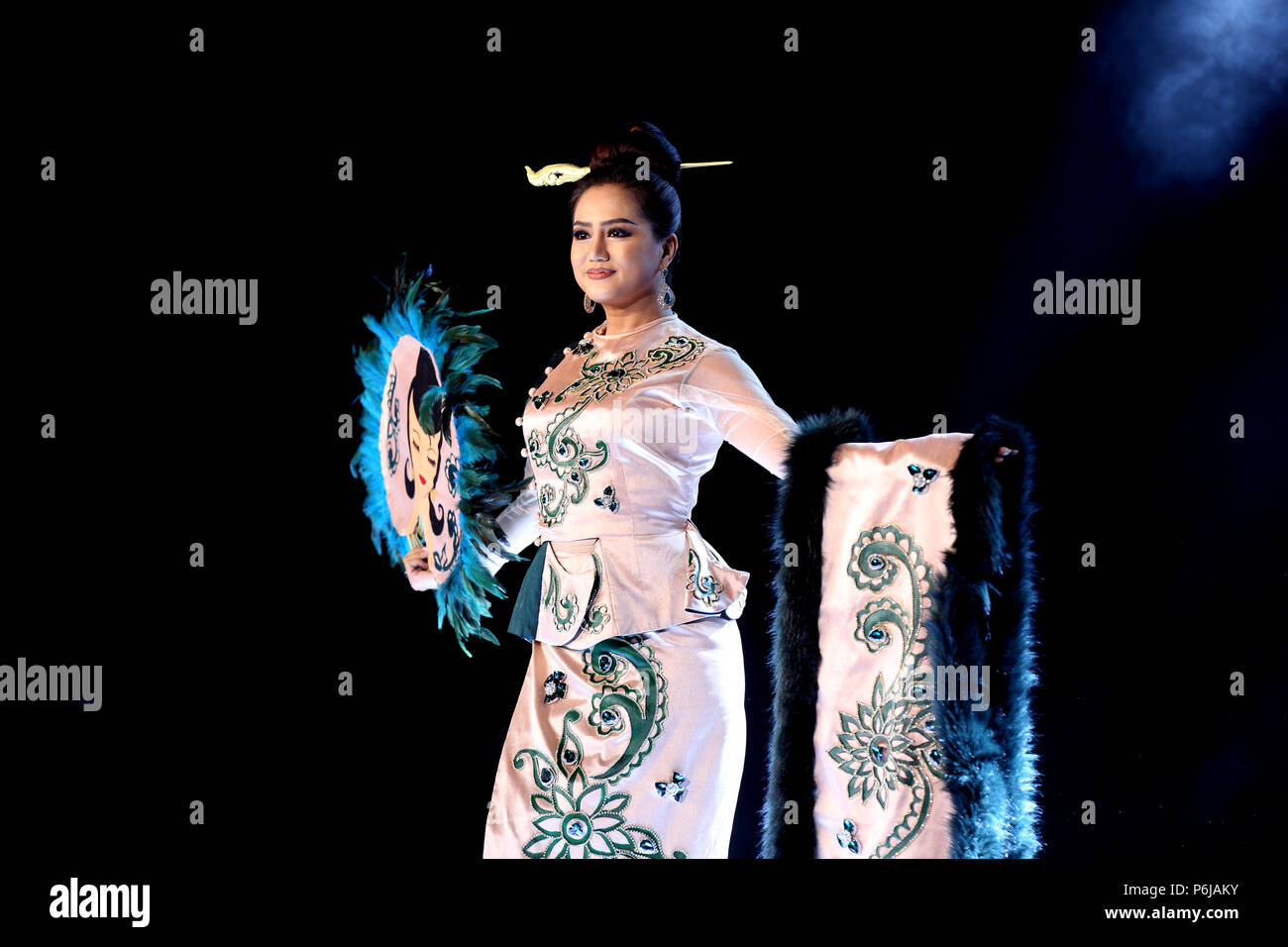 (180630) -- YANGON, June 30, 2018 (Xinhua) -- A model presents a ...