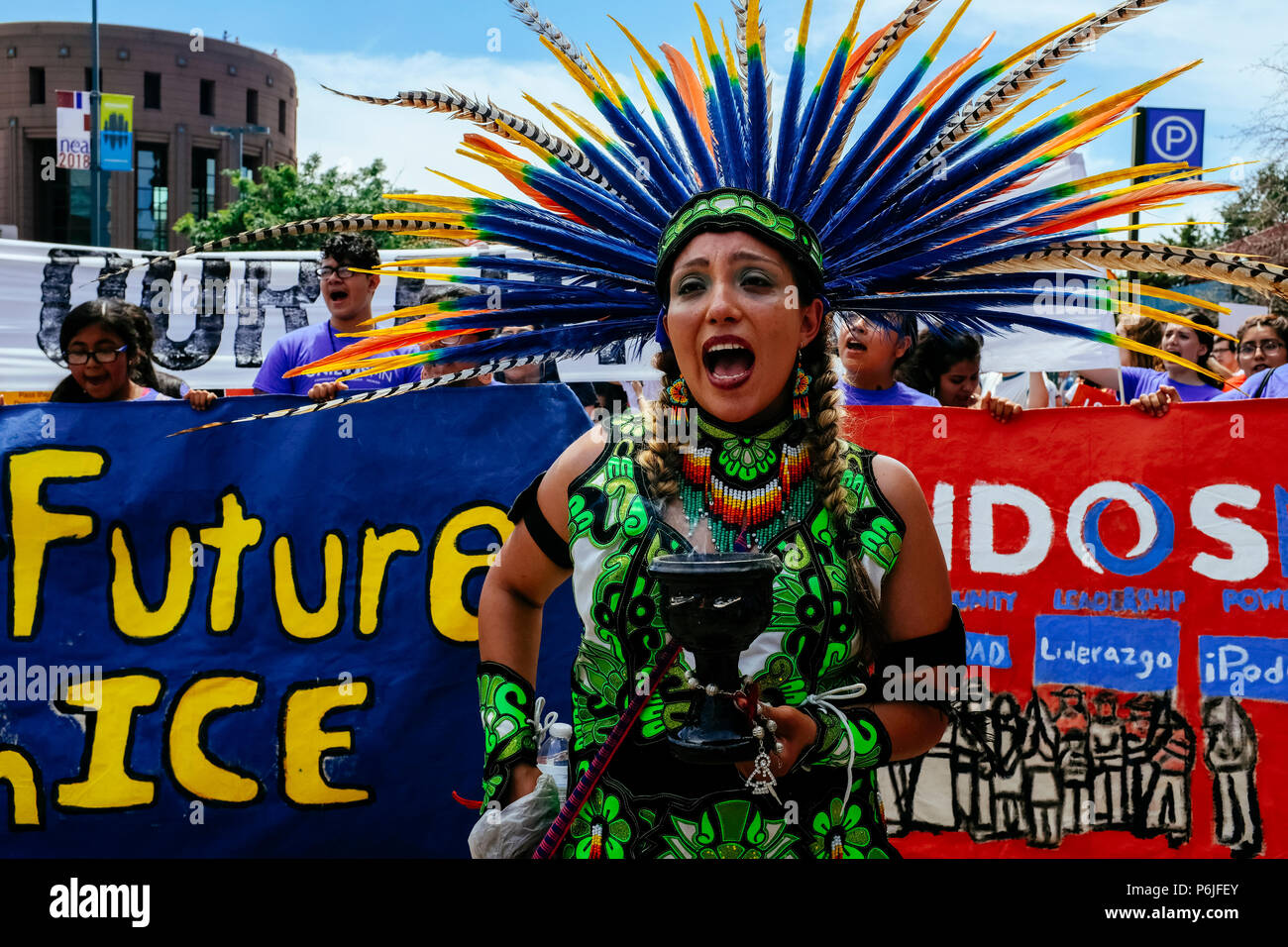 Native american ceremonial attire hi-res stock photography and images ...