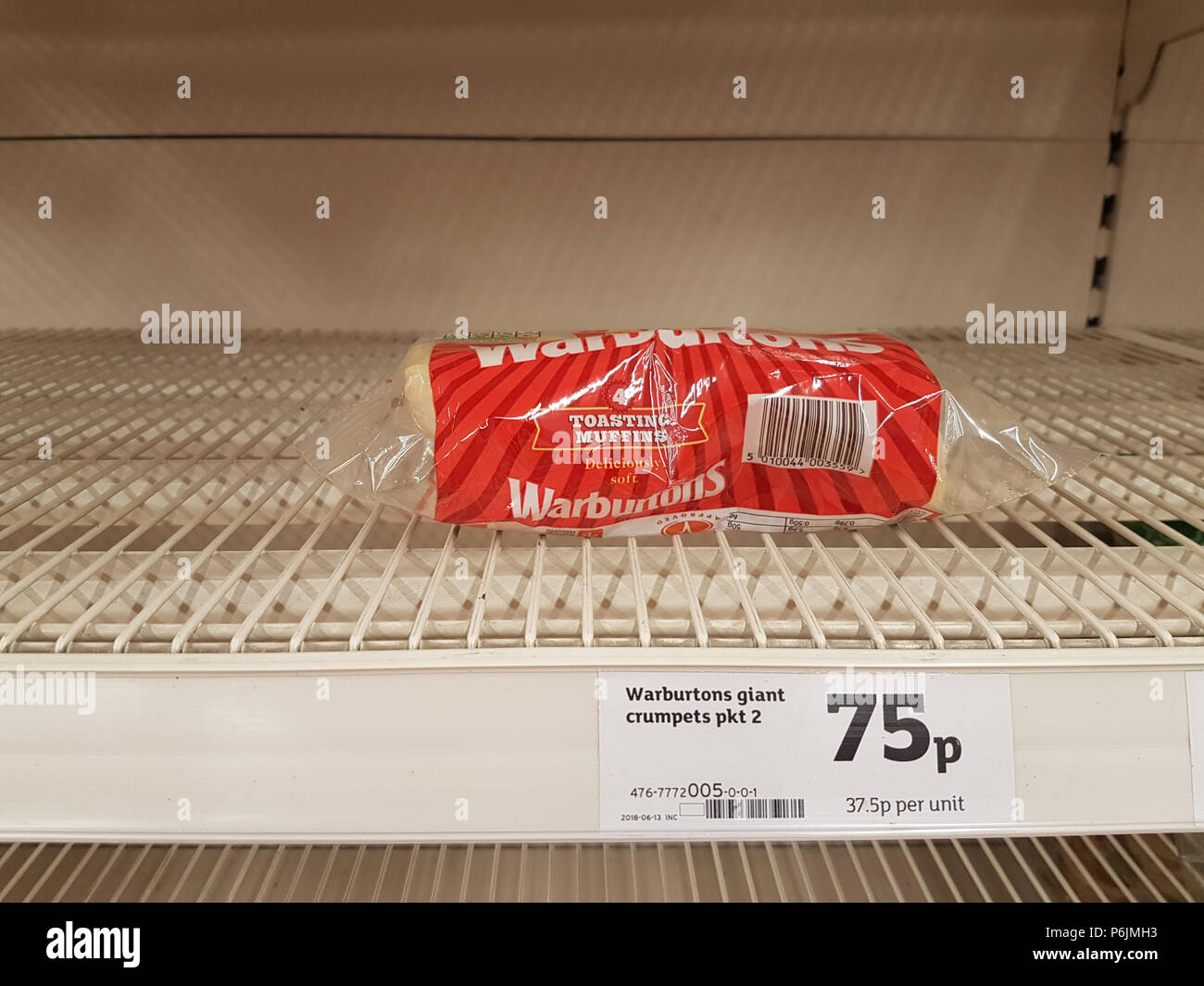 Packaged food shelves hi-res stock photography and images - Alamy