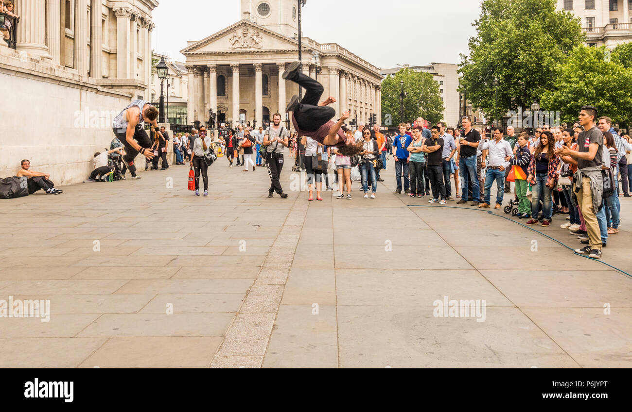 Street entertainers wowing the crowds in front of National Gallery ...