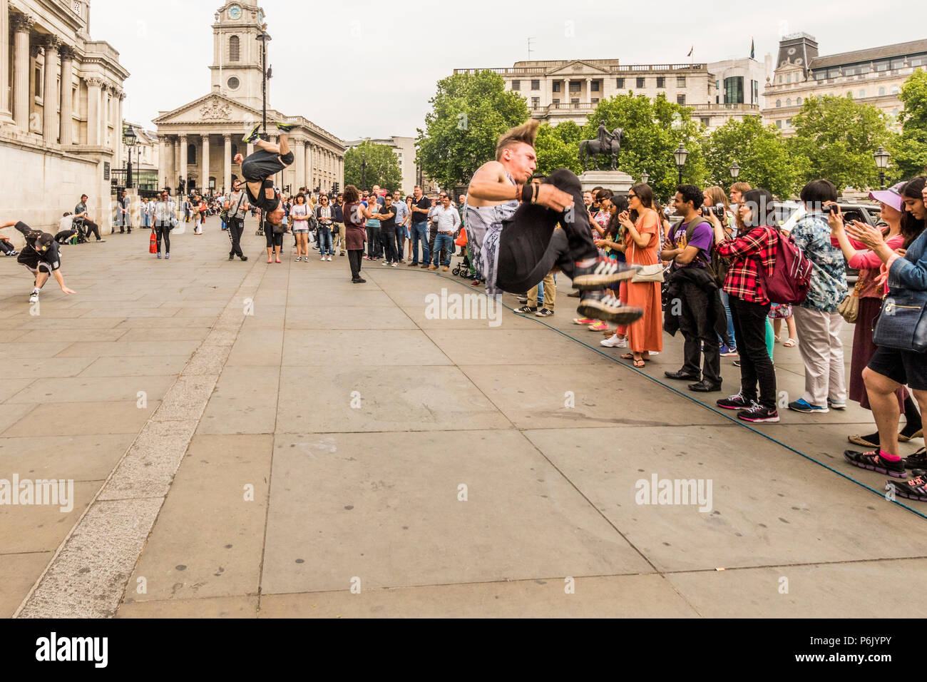 Street entertainers wowing the crowds in front of National Gallery ...