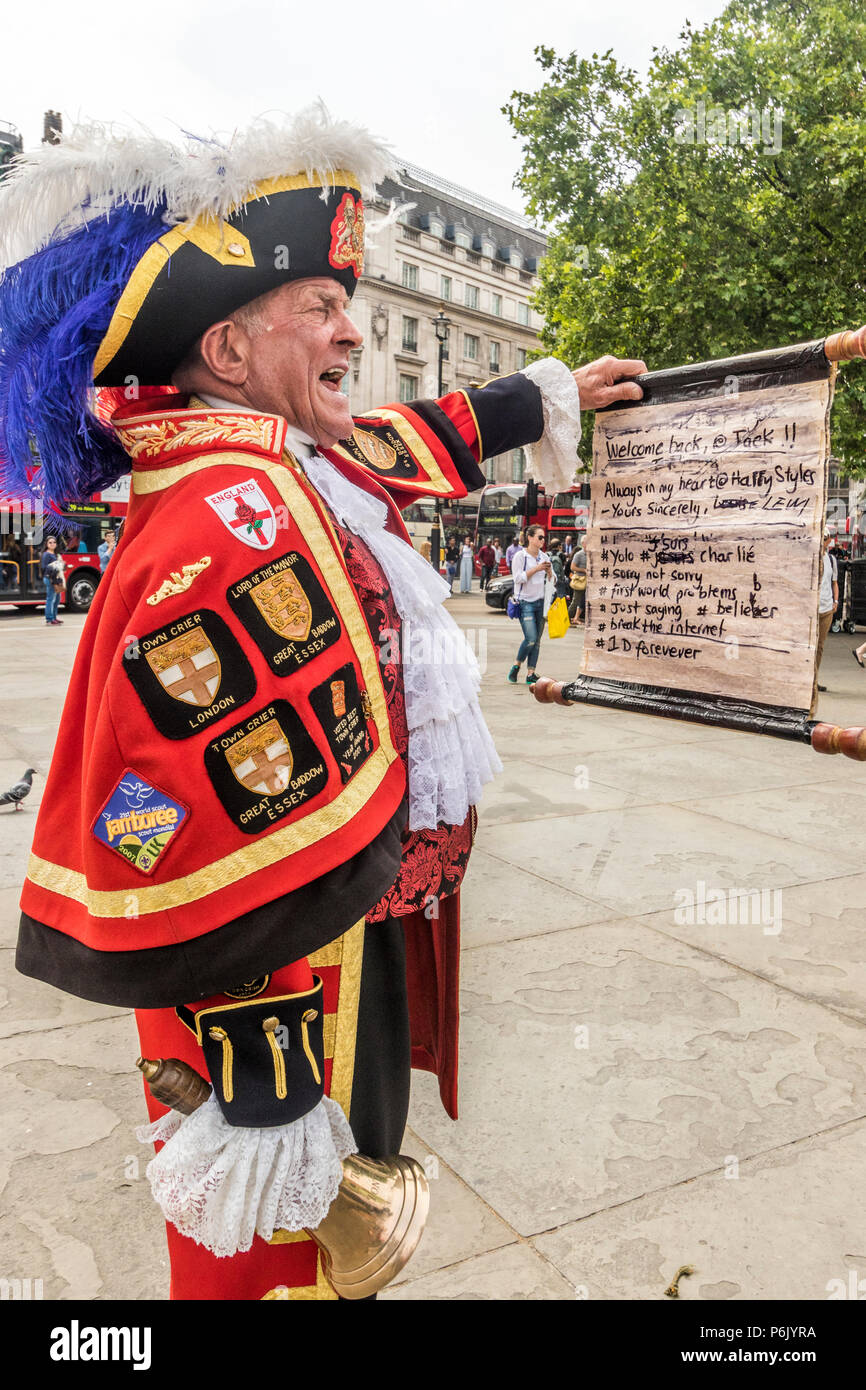 Town Crier giving a demonstration in full regalia in Trafalgar Square ...