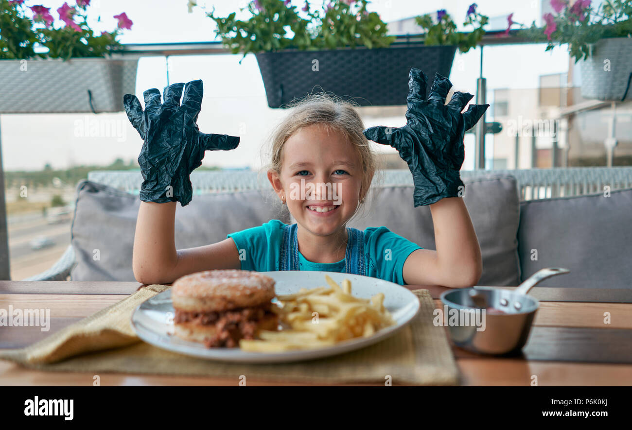child eats a Burger in a restaurant Stock Photo - Alamy