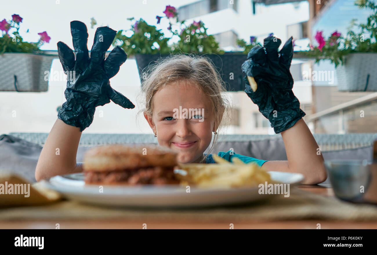 child eats a Burger in a restaurant Stock Photo - Alamy