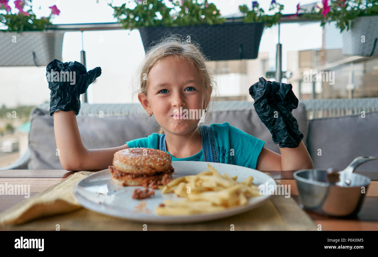 Kids eating burger hi-res stock photography and images - Alamy