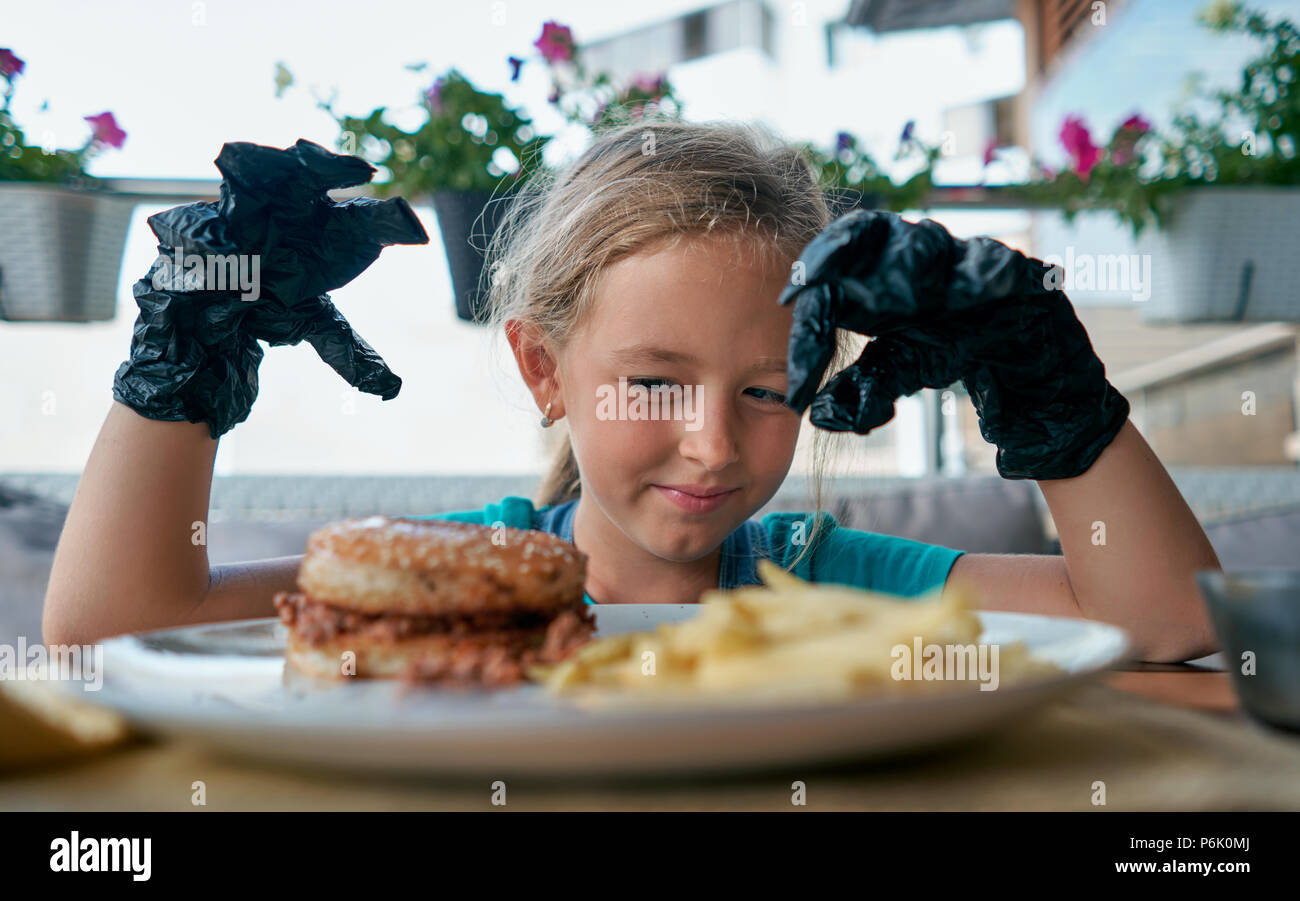 child eats a Burger in a restaurant Stock Photo - Alamy