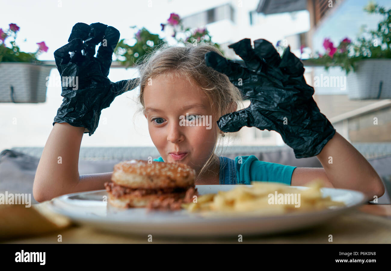 child eats a Burger in a restaurant Stock Photo - Alamy