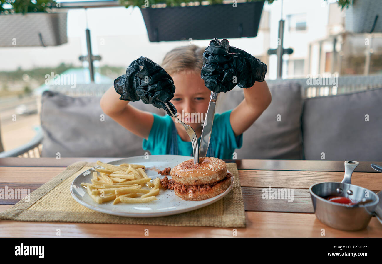 child eats a Burger in a restaurant Stock Photo - Alamy