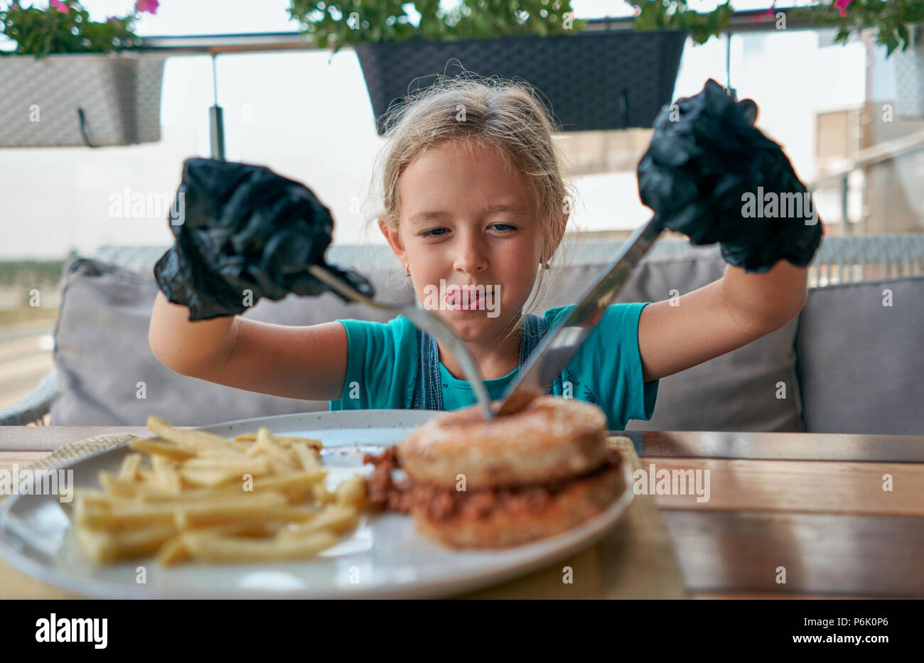child eats a Burger in a restaurant Stock Photo - Alamy