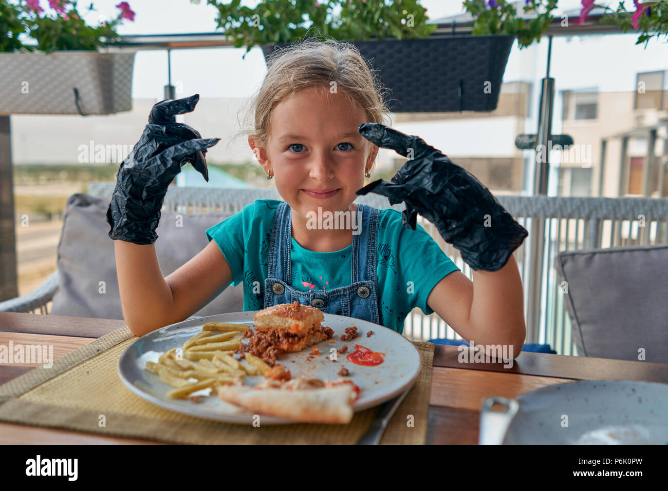 child eats a Burger in a restaurant Stock Photo - Alamy