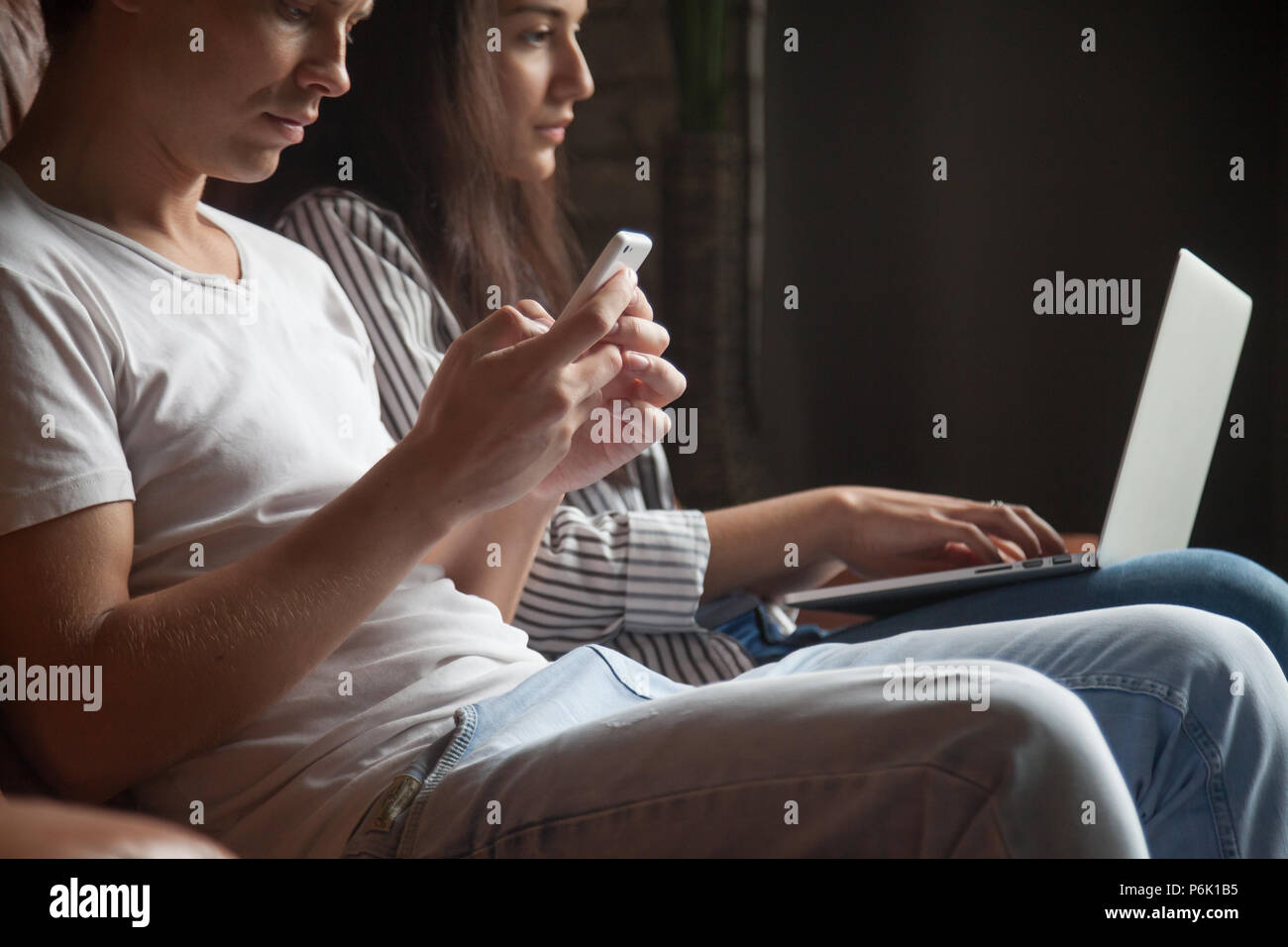 Communication chatting hi-res stock photography and images - Alamy