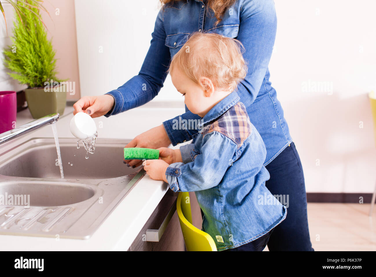Family wash dishes helping hi-res stock photography and images - Alamy