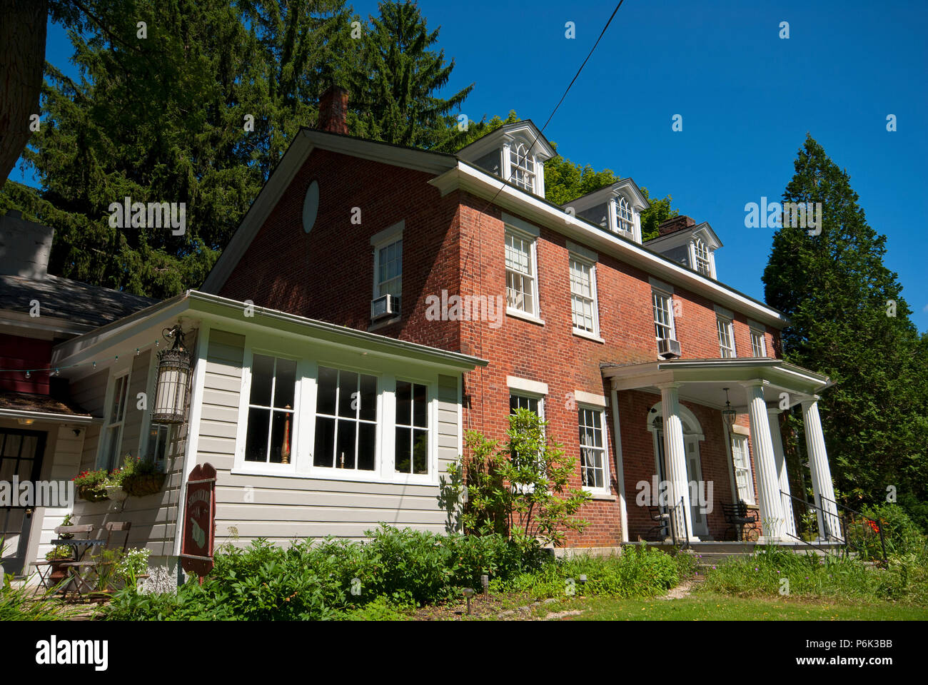 Country garden and lodges hi-res stock photography and images - Alamy