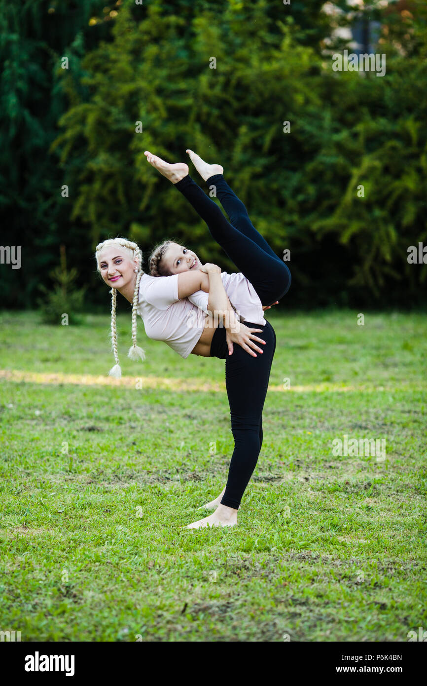 Sporty mother and her daughter doing sport Stock Photo - Alamy