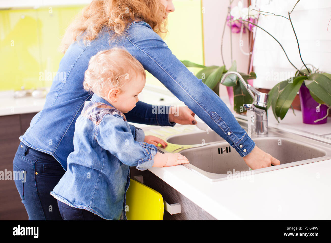 Family wash dishes helping hi-res stock photography and images - Alamy