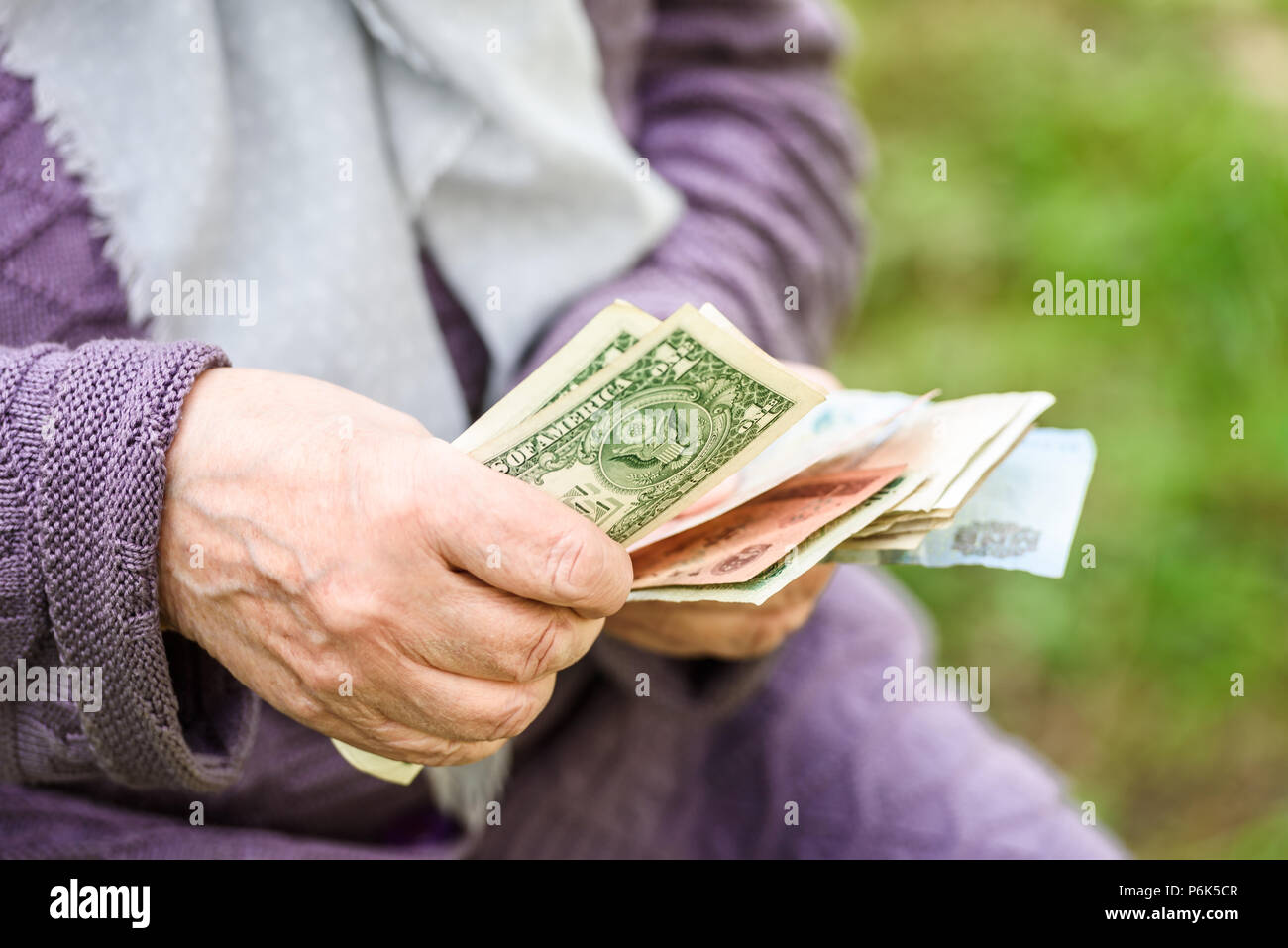 Old woman hand bank note hi-res stock photography and images - Alamy