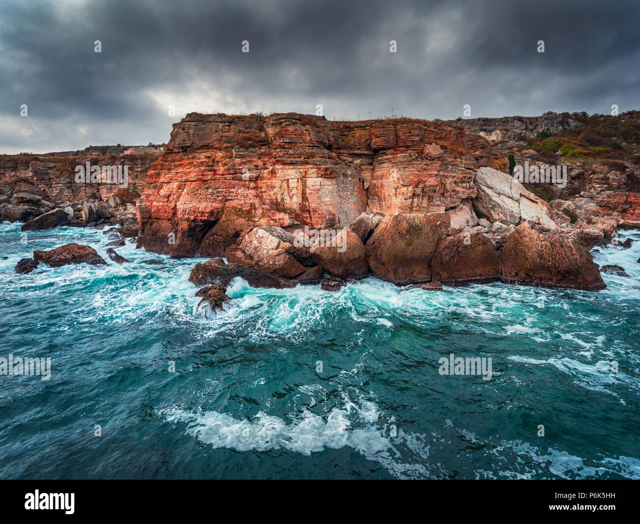 Coastline with crashing waves hi-res stock photography and images - Alamy