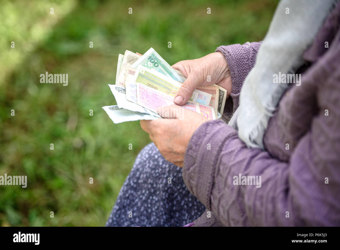 Old woman hand bank note hi-res stock photography and images - Alamy
