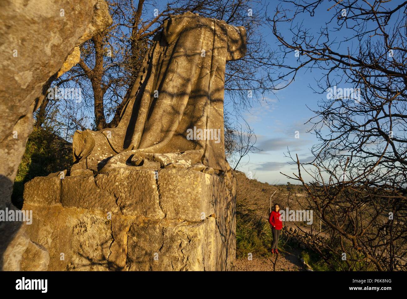 estatua en la cueva del Beato Ramon Llull, puig de Randa, Algaida ...
